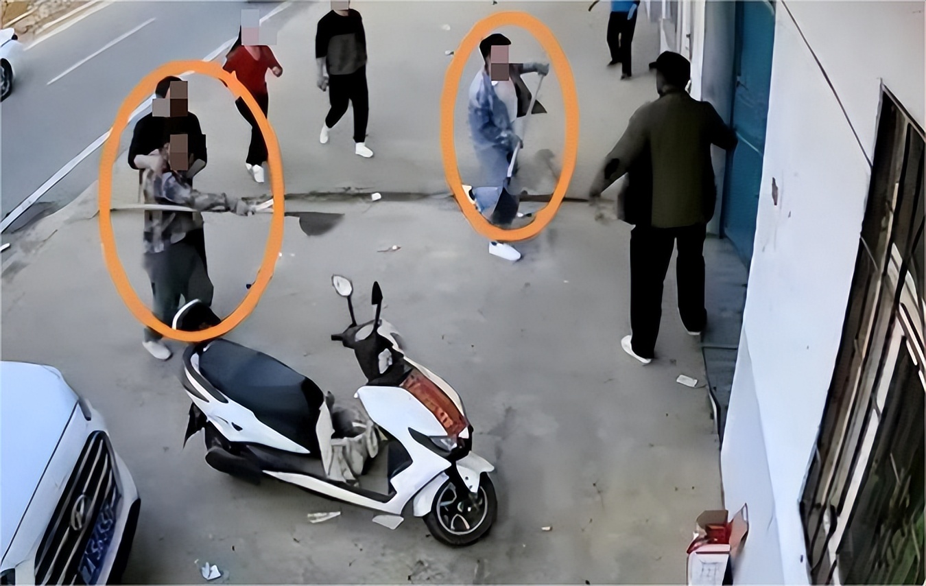 A family was insulted and beaten by neighbors who brought people to the ...