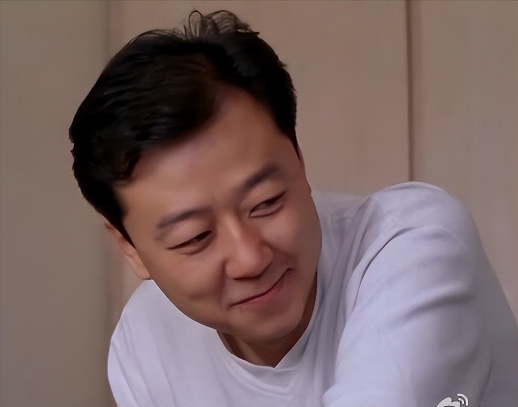 Actor Guo Tao: Showing affection with his teenage wife in front of the camera, but looking down ...