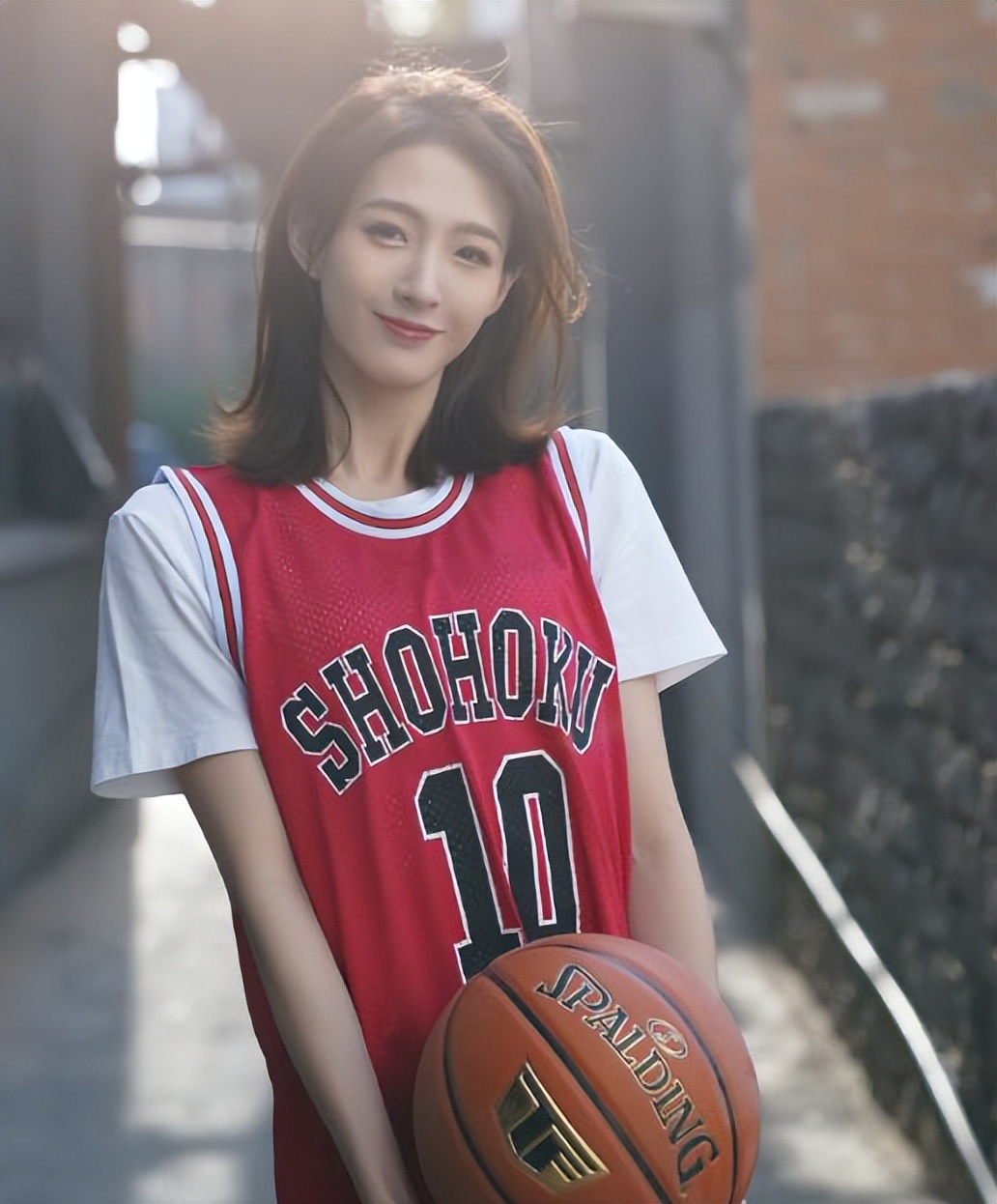 The female anchor Zhang Manyuan appeared at the Shanghai Auto Show ...