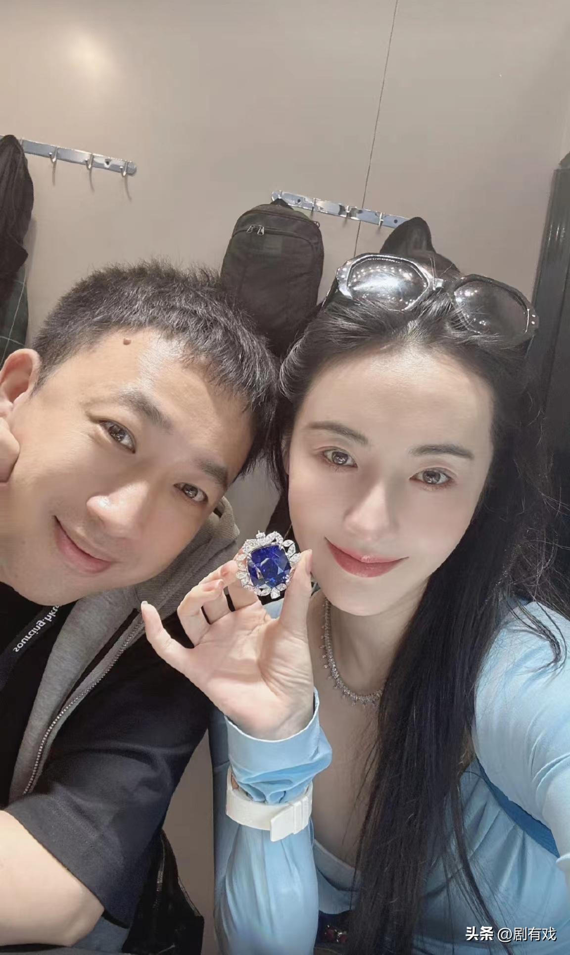 Sun Jingjing and Yu Zheng are traveling in Hong Kong intimately, with a proud figure that ...