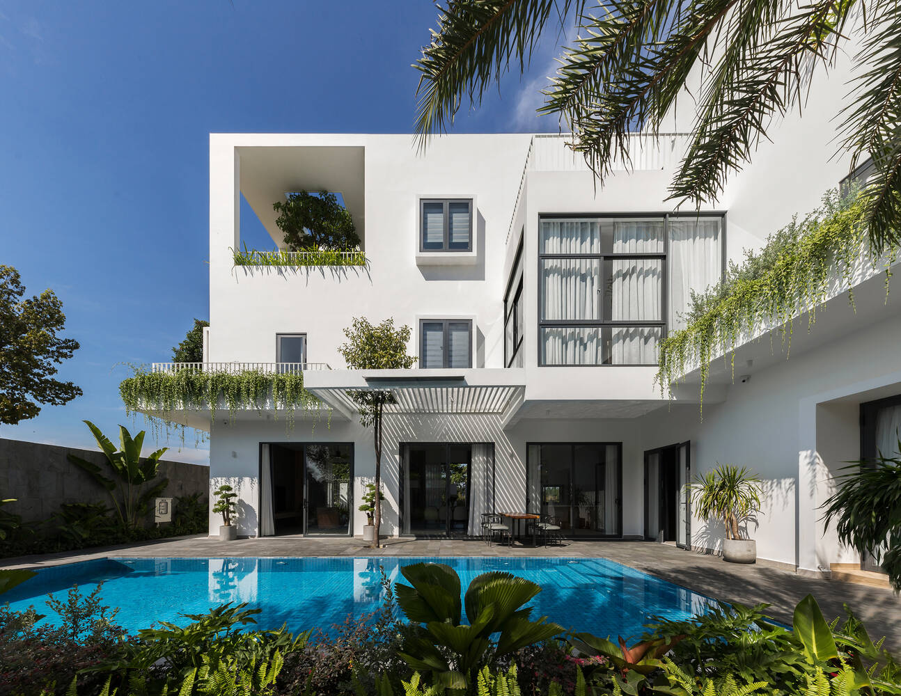 The villa is built with the old homestead, surrounded by the outer ...