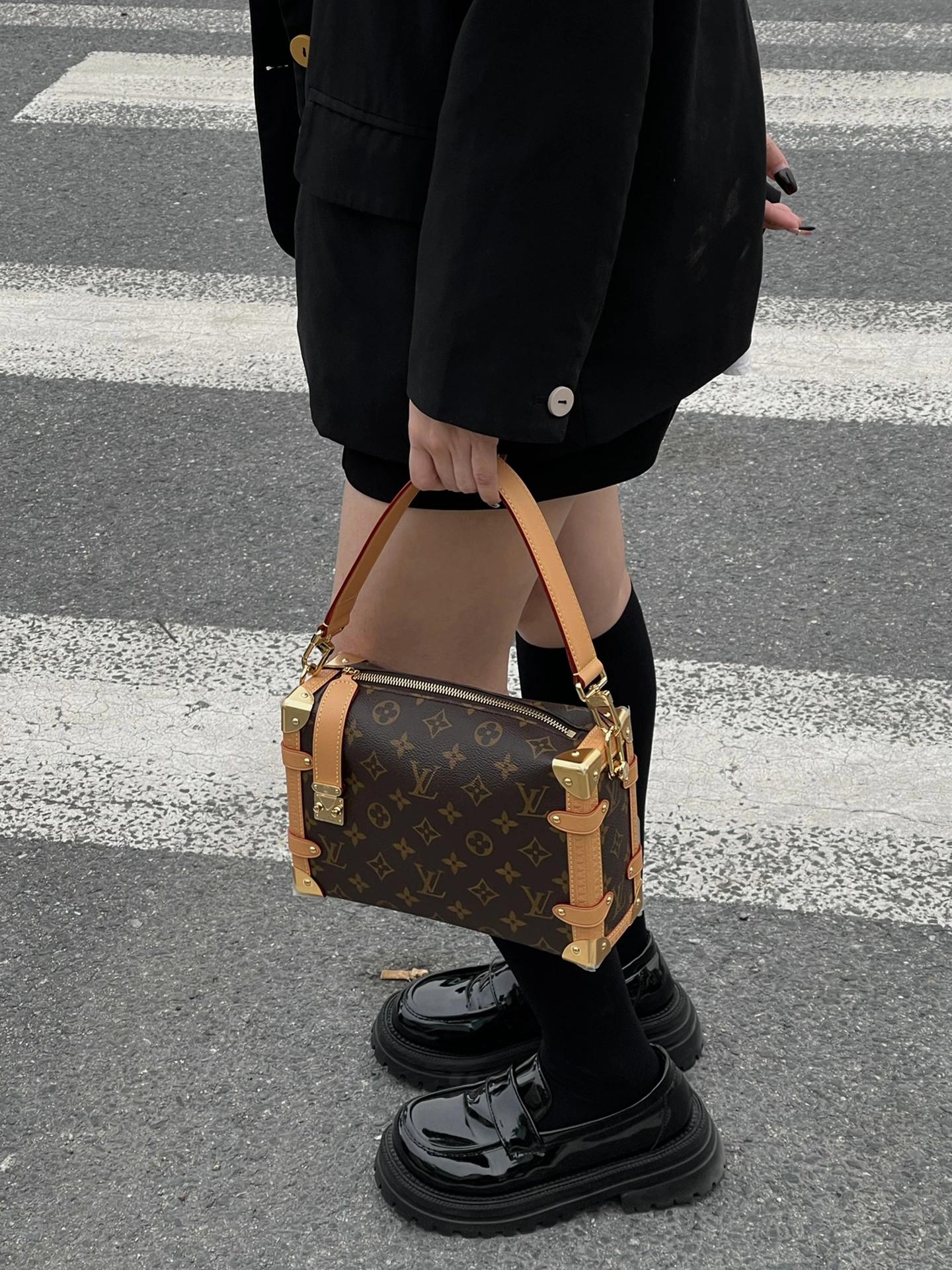 Yu Shuxin and Yi Mengling have the same LV side trnk soft box bag - iNEWS