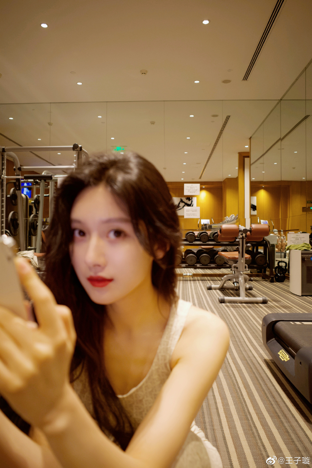 Wang Zixuan is such a sweet and beautiful girl, who is like a flower ...