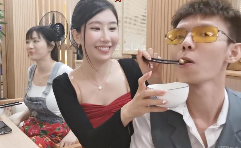 Zhang Jiawen participates in variety shows to reveal his height!Holding ...