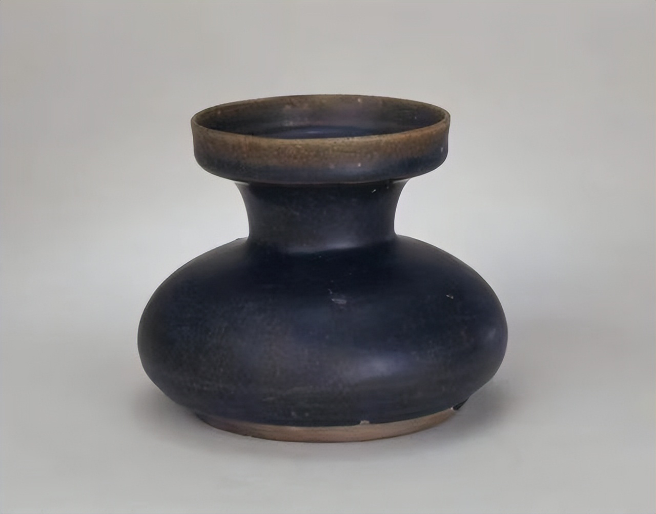 Spitting pots reflect ancient etiquette and hygiene habits - iNEWS