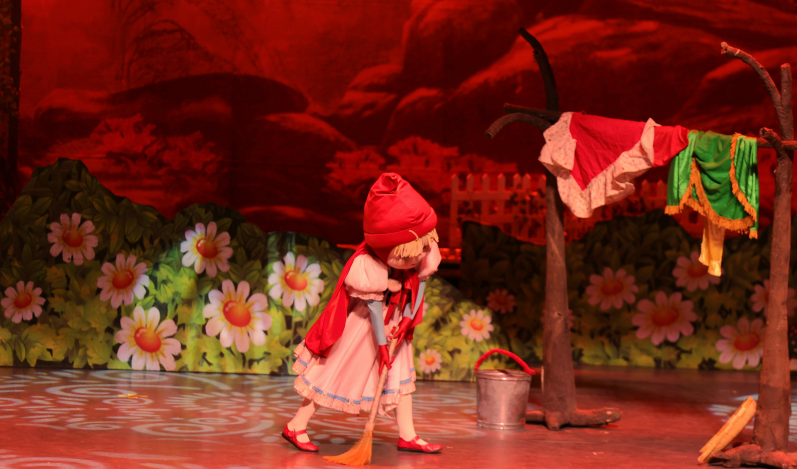 The classic fairy tale puppet show "Little Red Riding Hood" came to ...