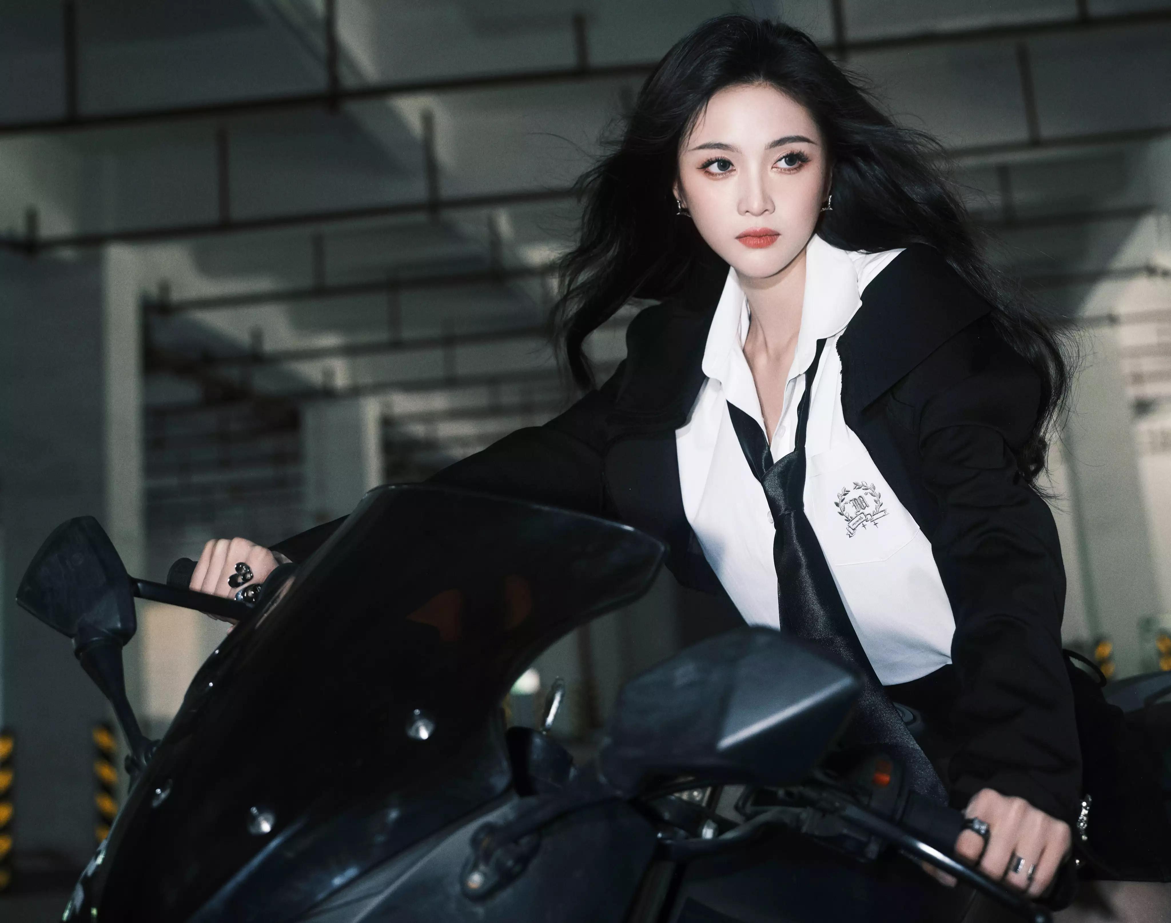 Wu Xuanyi's photo, motorcycle girl, fair legs, fashionable and pretty ...