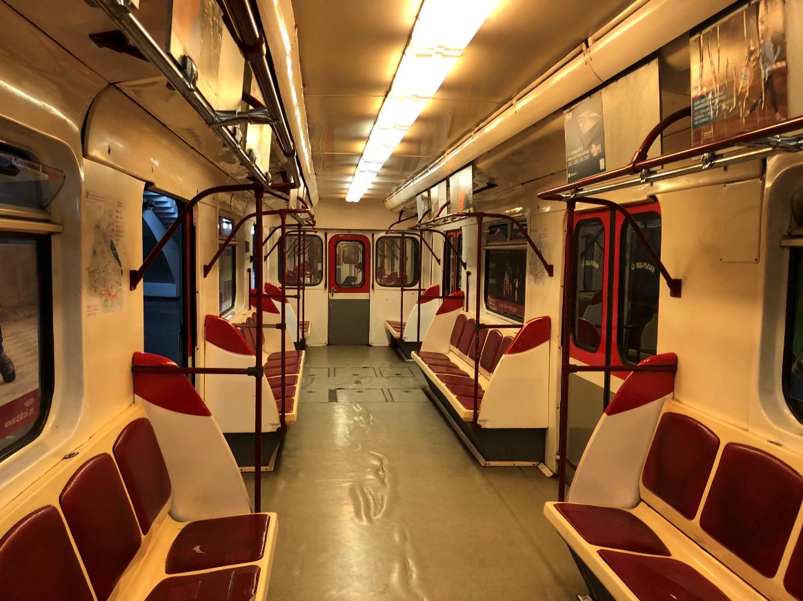 Is India really dirty and messy? Look at the subway in India and see ...