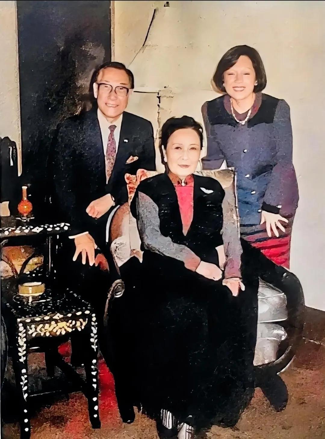 In the 1990s, when Jiang Weiguo and Qiu Ailun visited Song Meiling ...