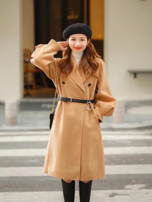 It is always "earth color", gentle and generous, suits, coats, and down ...