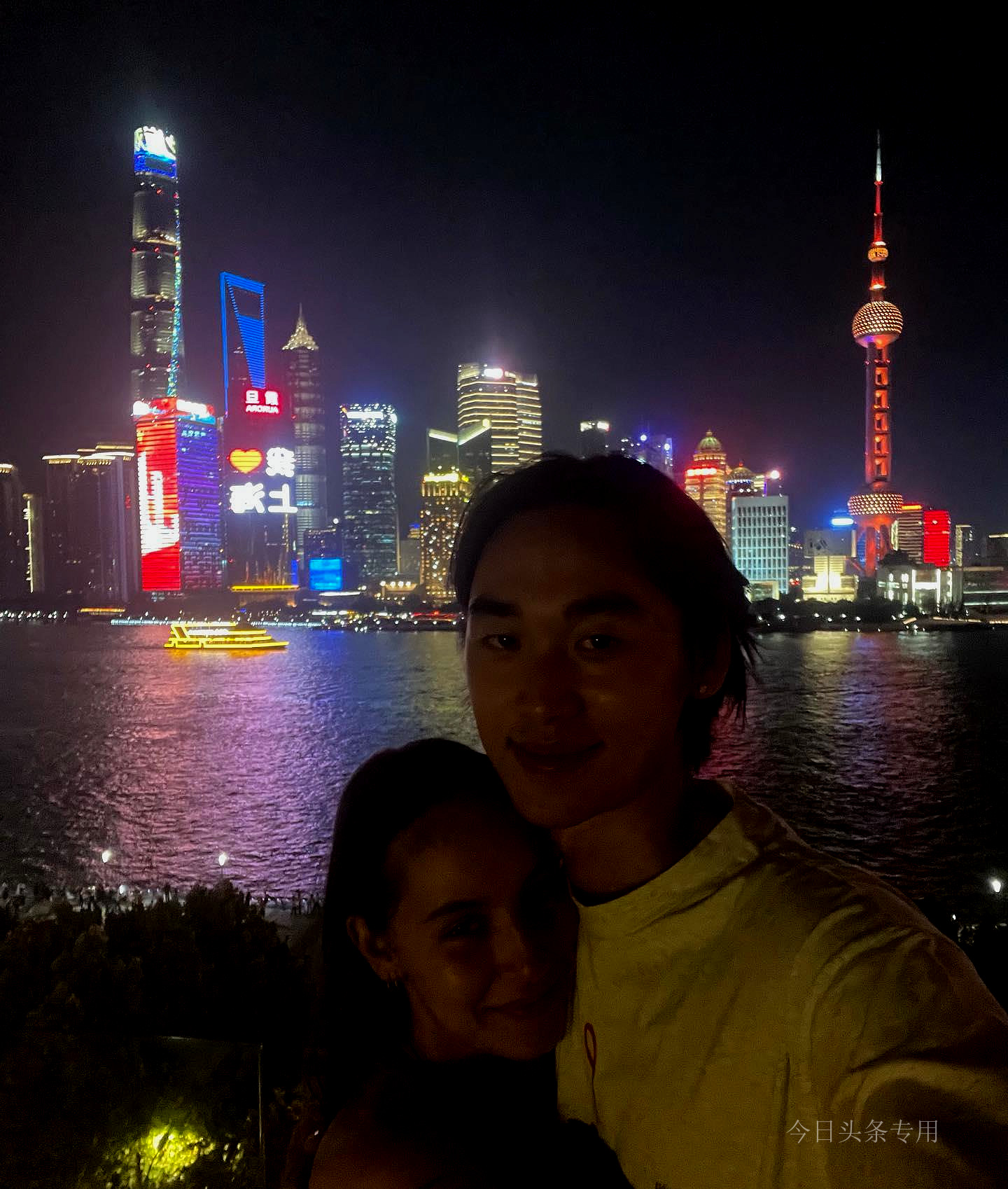Lin Yilun's eldest son returns to China with his foreign girlfriend! Embracing and loving each ...