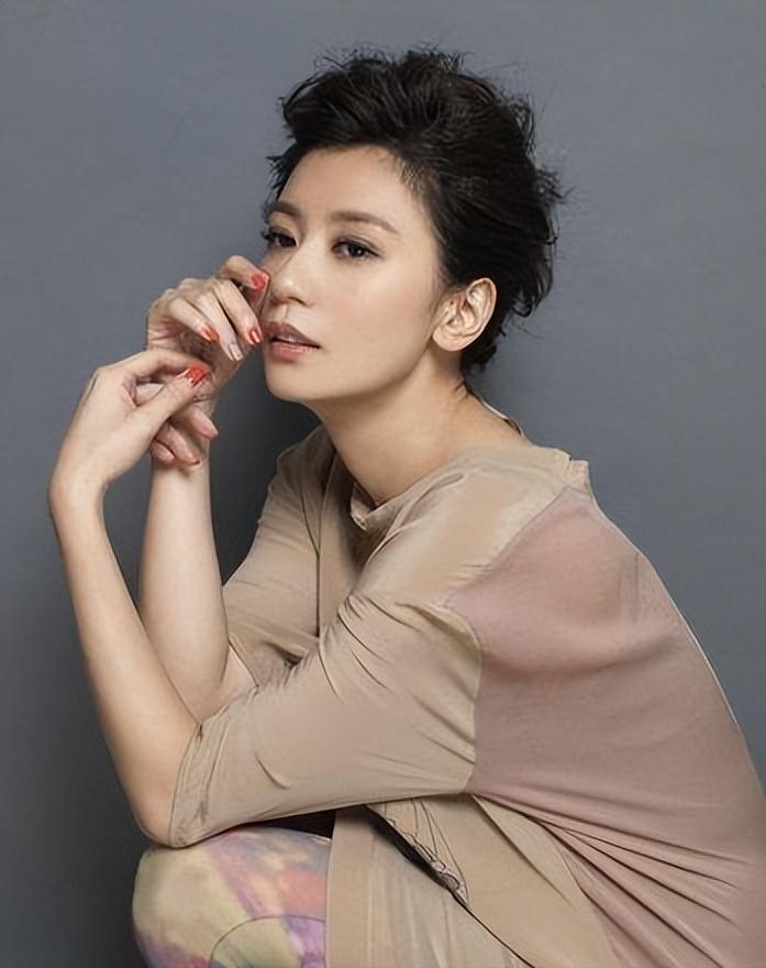 The five actresses who are "not tall enough to look good", from Athena ...