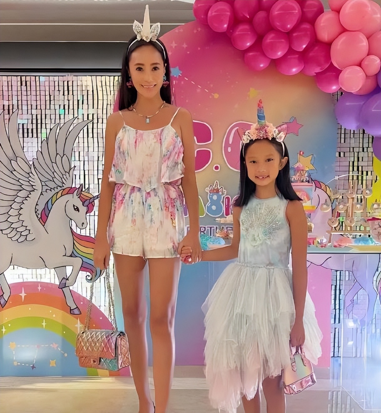 Li Jinglei took 3 children to Guan Ying's home party, Lin Xilei ...