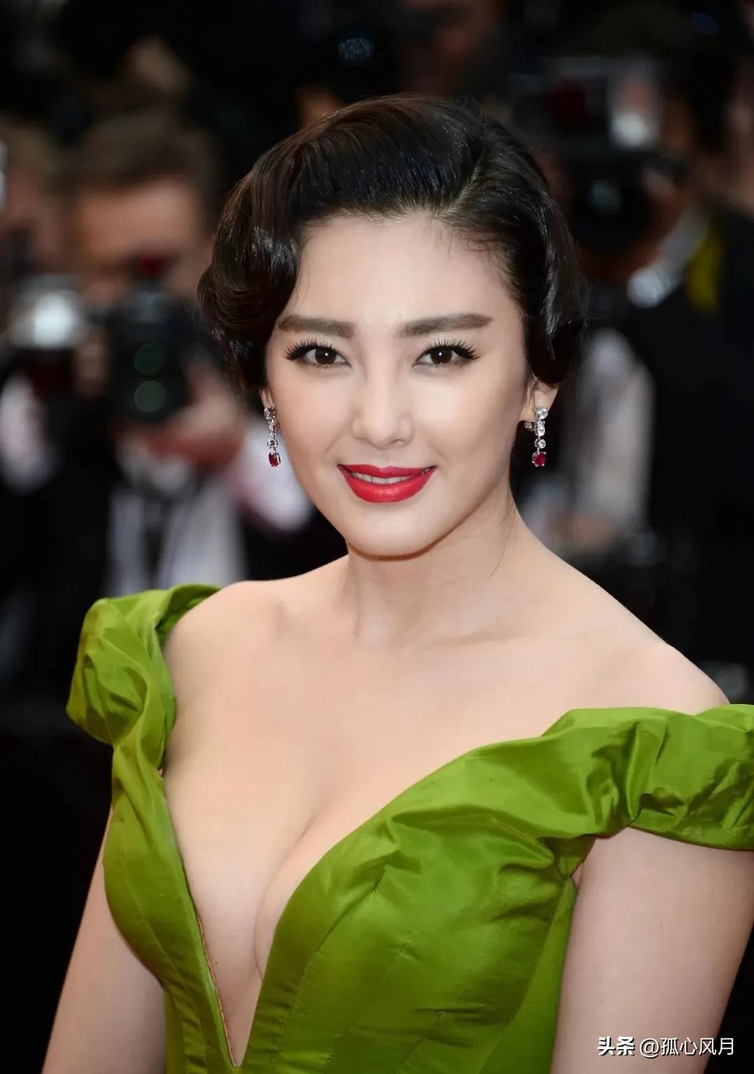 "Sexy Queen" Zhang Yuqi's stunning red carpet look - iNEWS