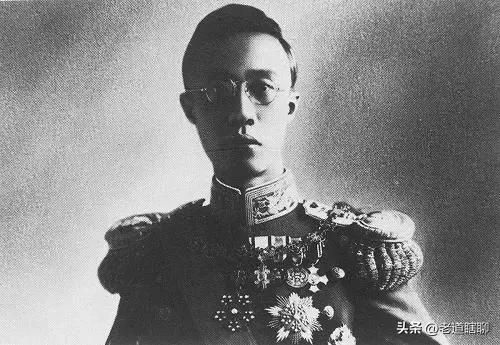 Puyi took his wife to visit the Forbidden City and met an old man whose ...