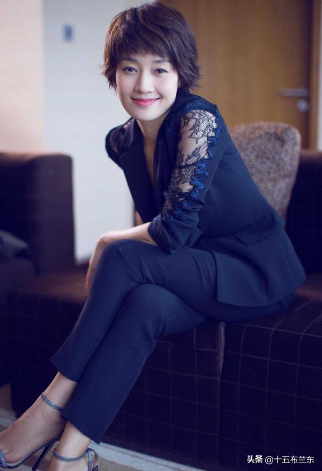 Ma Yili is really a "high-end face" stitching lace suits with straight ...