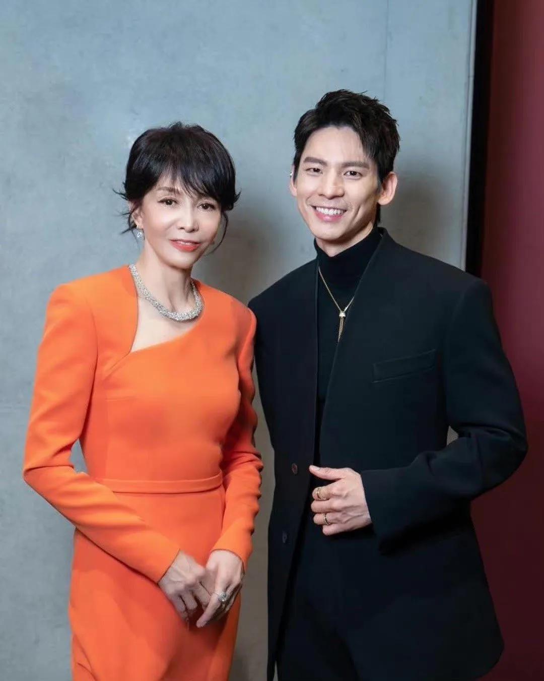 Zheng Yuling, a 65-year-old girl, wears an orange dress and loses 10 ...