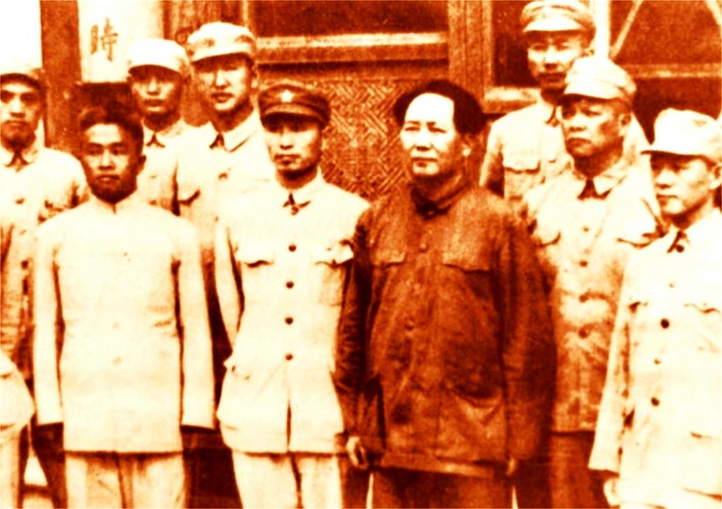 Zhang Aiping just became the commander of the navy, Liu Bocheng ...