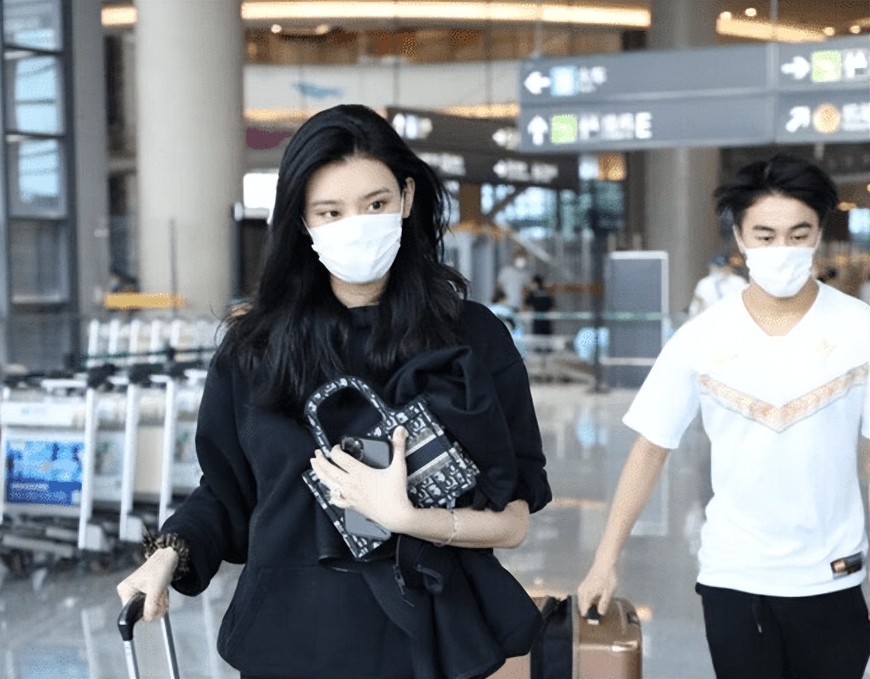 He Youjun and his wife appeared on the streets of Tokyo and Xi Mengyao ...