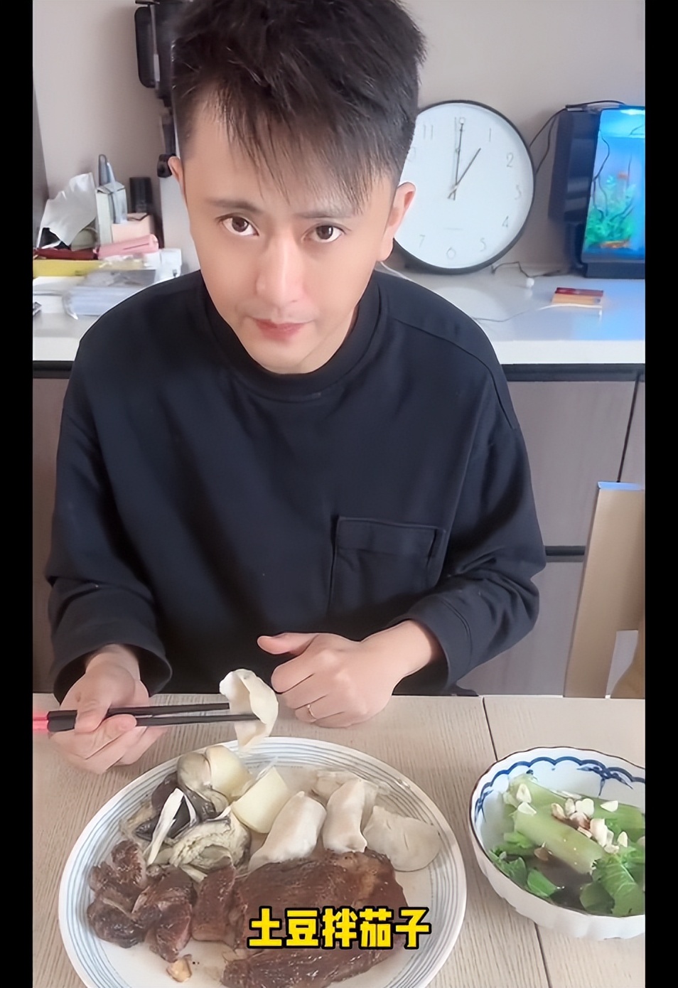 Yang Fan: Staying up late to host the World Cup, my wife cooks "three ...