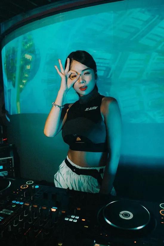 She is considered the hottest and most beautiful "DJ doll" in Vietnam ...