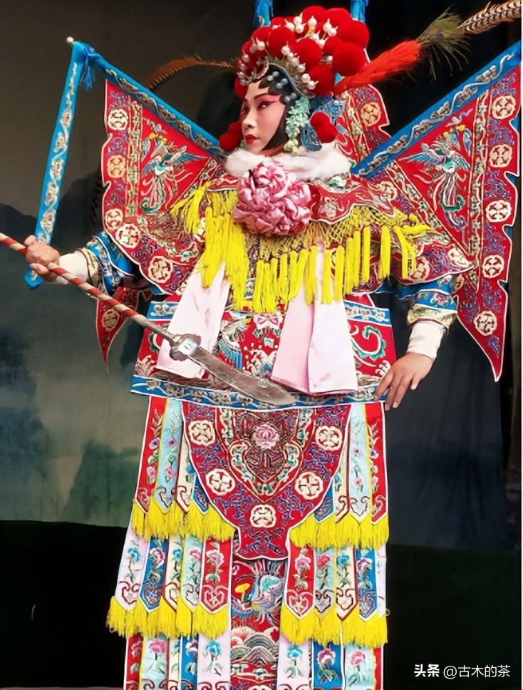 The Artistic Features of Traditional Henan Opera Costumes and Its ...