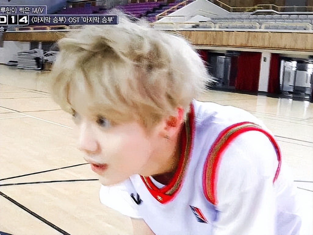 Luhan wears a vest at the concert, showing off his muscles, which is super eye-catching, full of ...