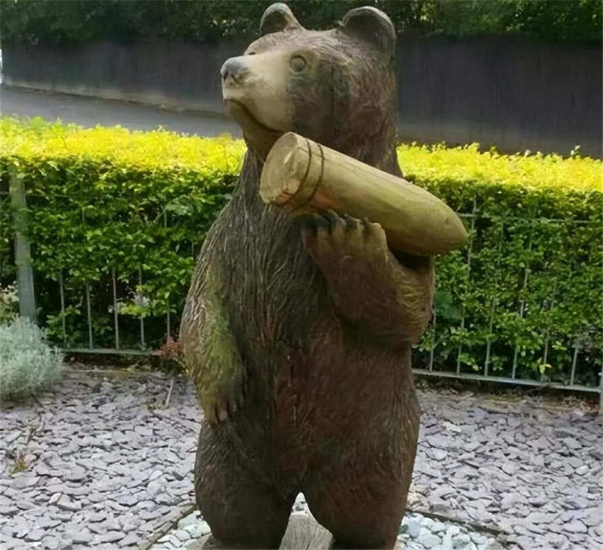The only "bear soldier" in World War II, who can smoke, drink, catch ...