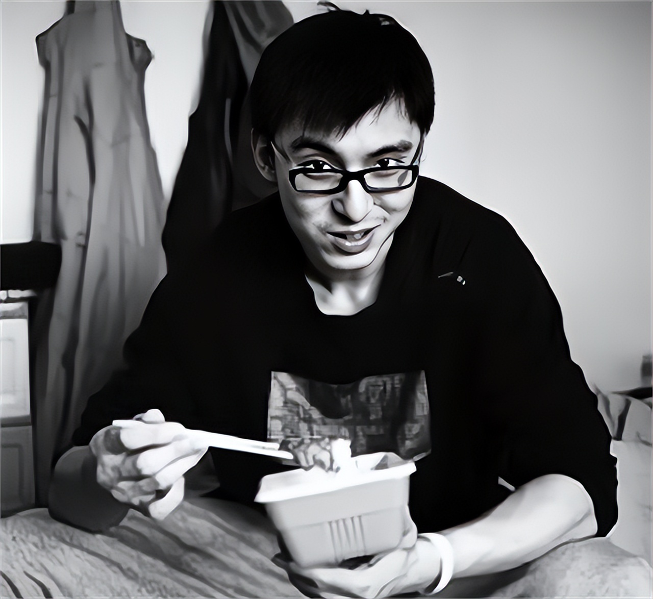 In 2019, Ji Zhe died of cancer. Before his death, he held his family's ...