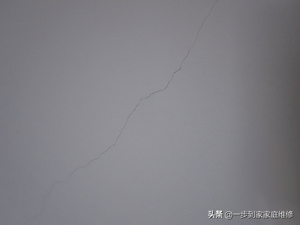 How to renovate a wall with a small crack - iNEWS