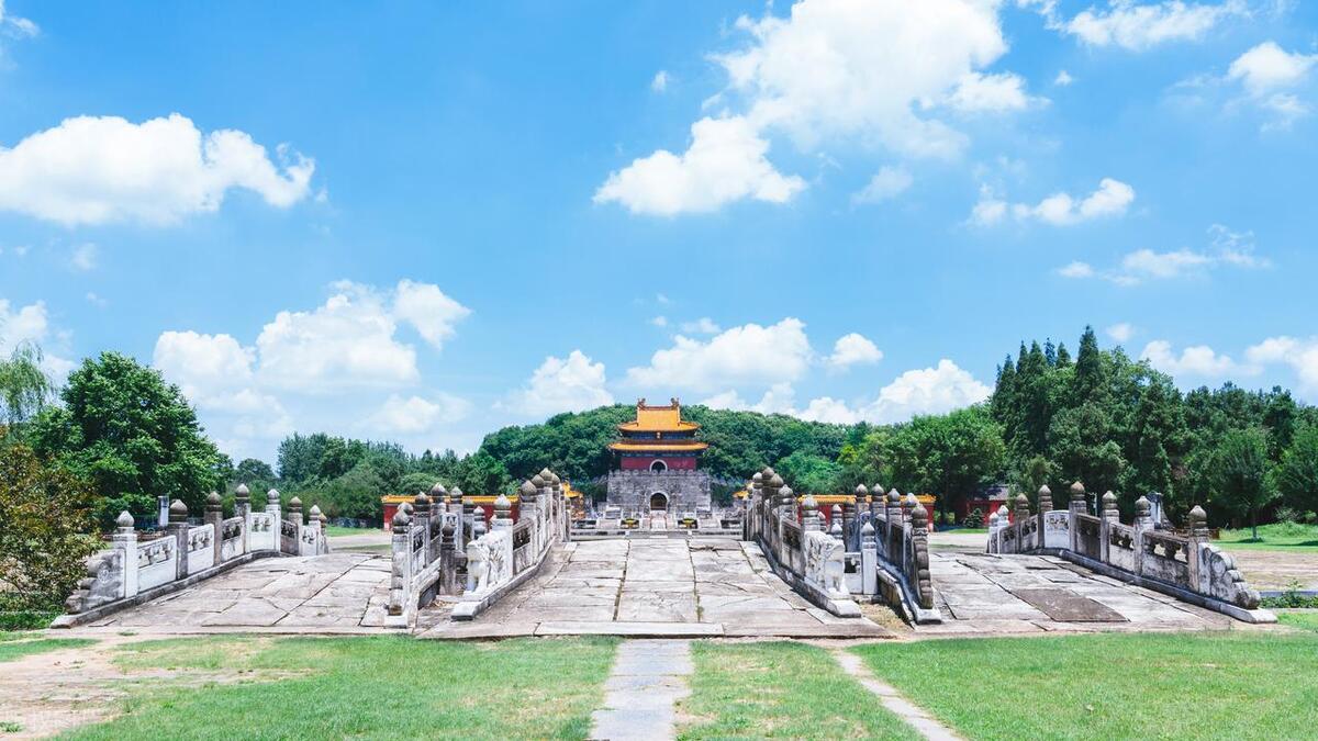 Analysis of the architectural style of Ming Dynasty royal tombs, and ...
