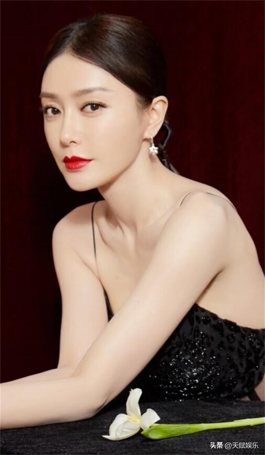 Actress and singer Qin Lan's photo album "Eighteen" - iNEWS