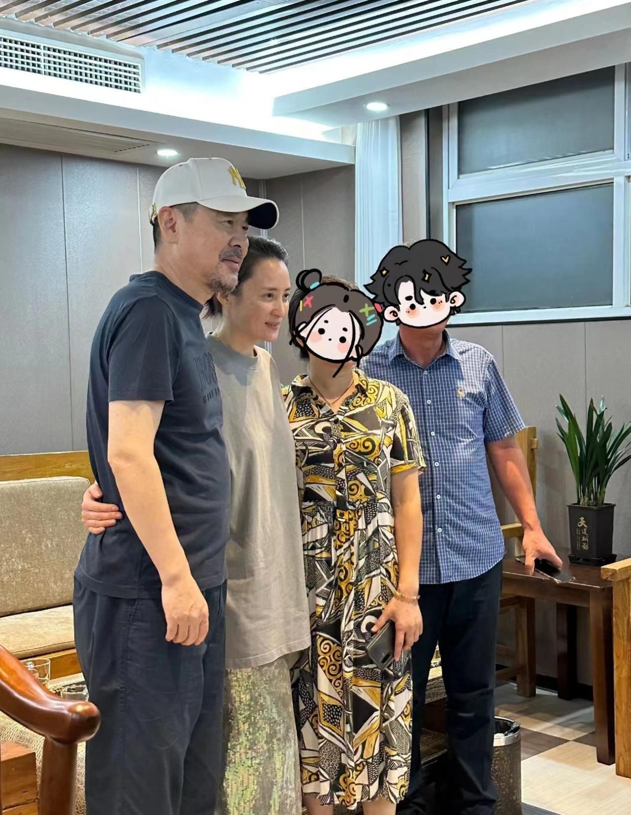 Chen Jianbin and Jiang Qinqin took their son to see the exhibition ...