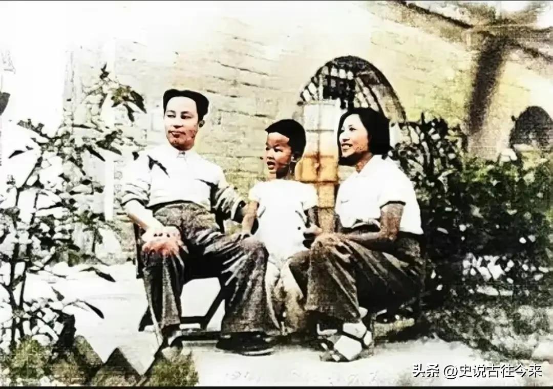In 1945, a rare family portrait of Wang Ming, his wife Meng Qingshu is ...