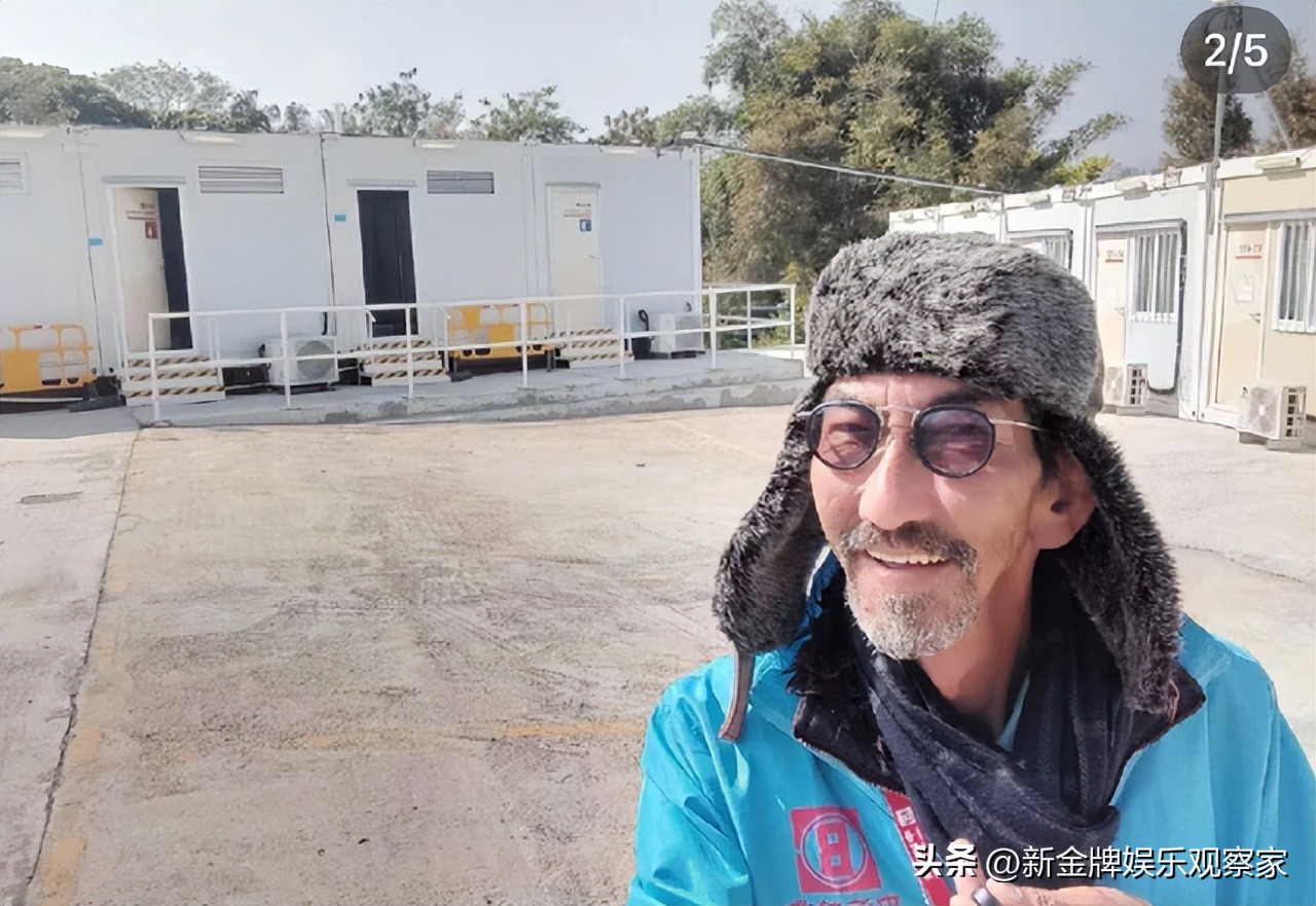 Paul Che revealed that his new job is to disinfect the room, and ...