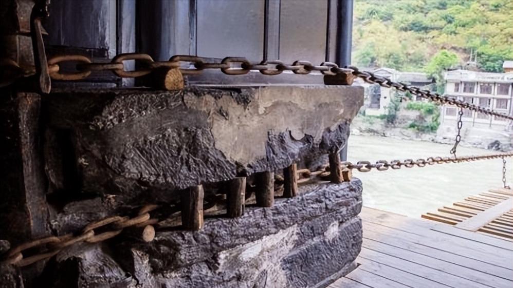 How did the Luding Bridge built 300 years ago pull up 13 iron cables ...