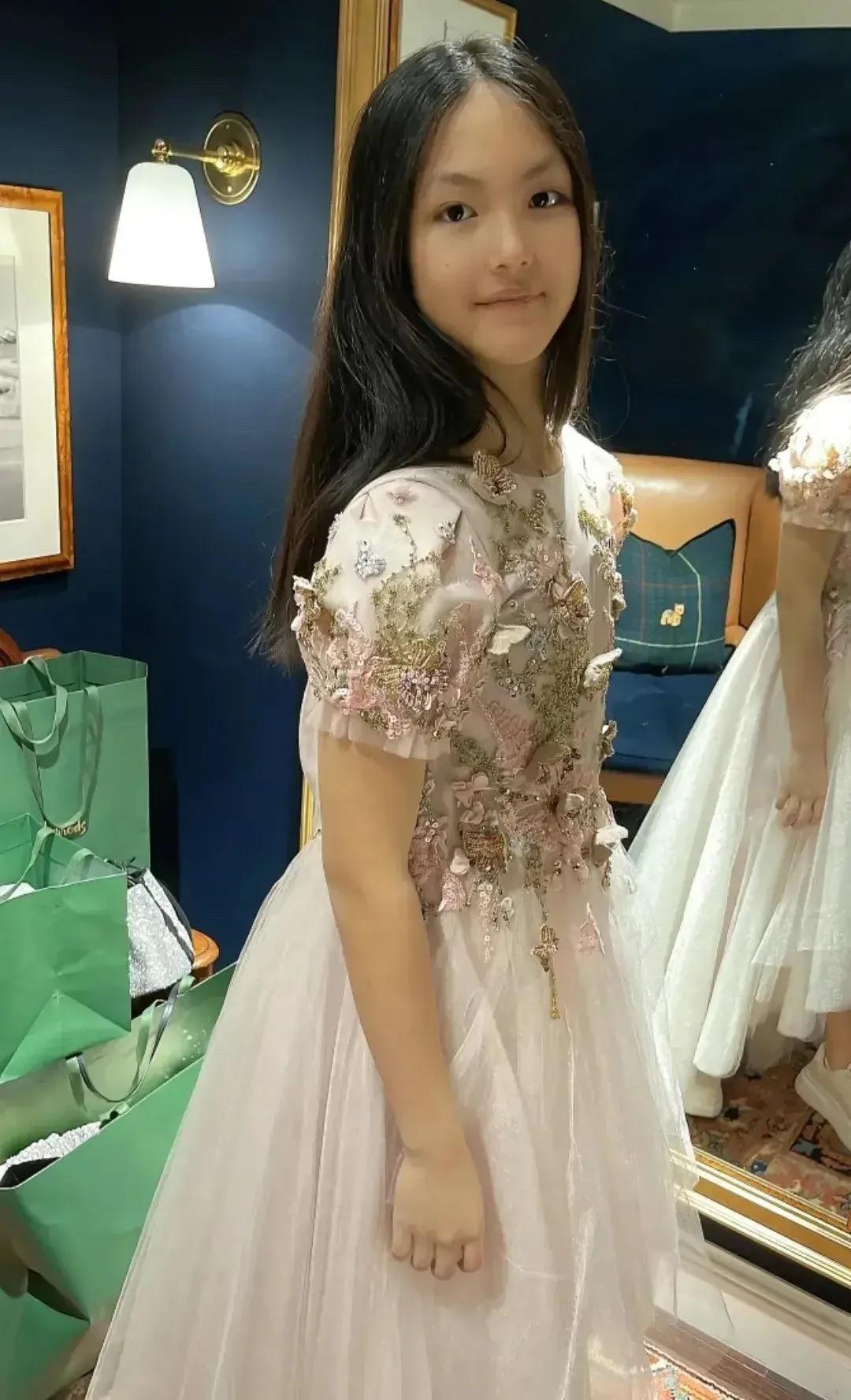 Wang Shiling released a new photo: a dynamic girl showing the beauty of ...