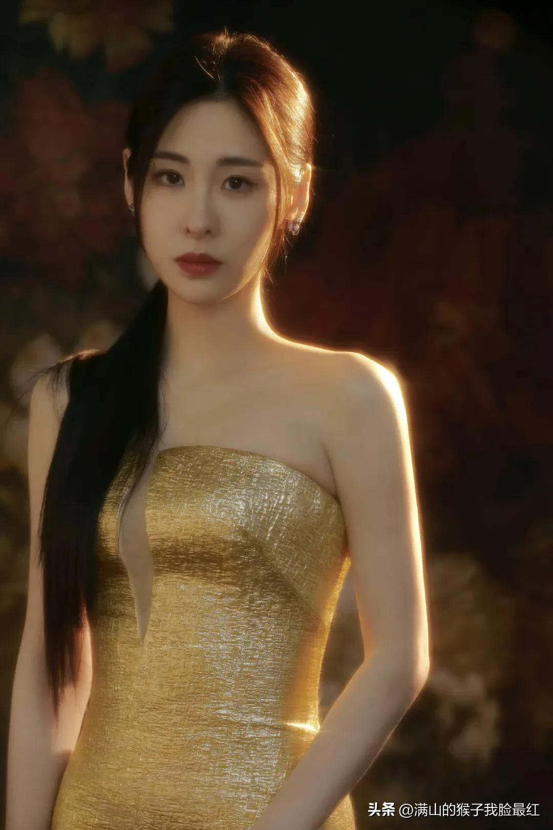 Zhang Bichen's gold embroidered tube top dress is so noble and ...