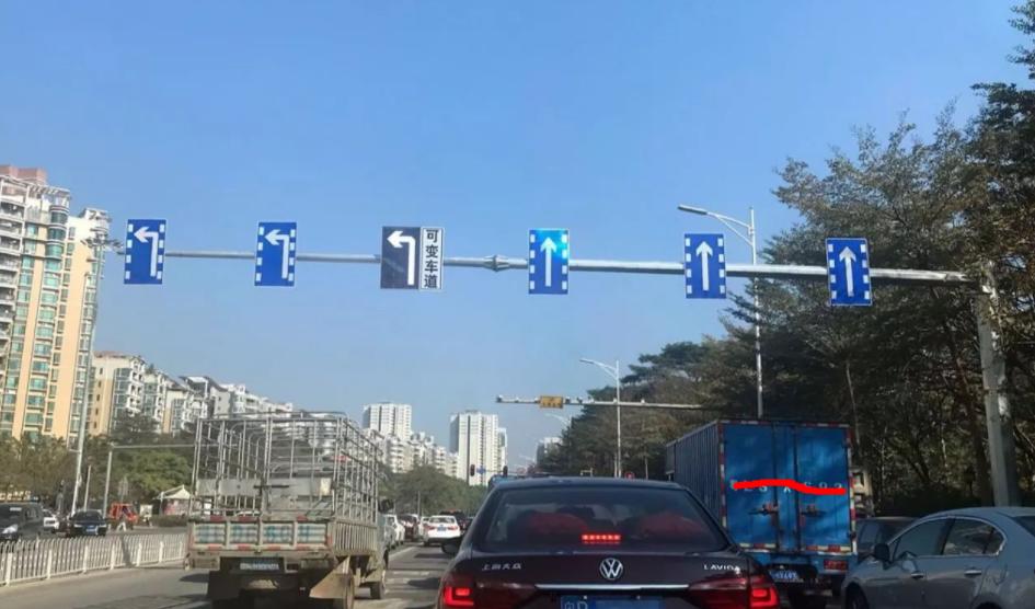 How to drive when encountering a variable guide lane line?straight?Turn ...