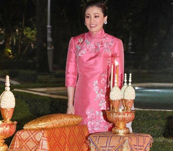 The 43-year-old Suthida is out of the sky, and the Bangkok Spring ...