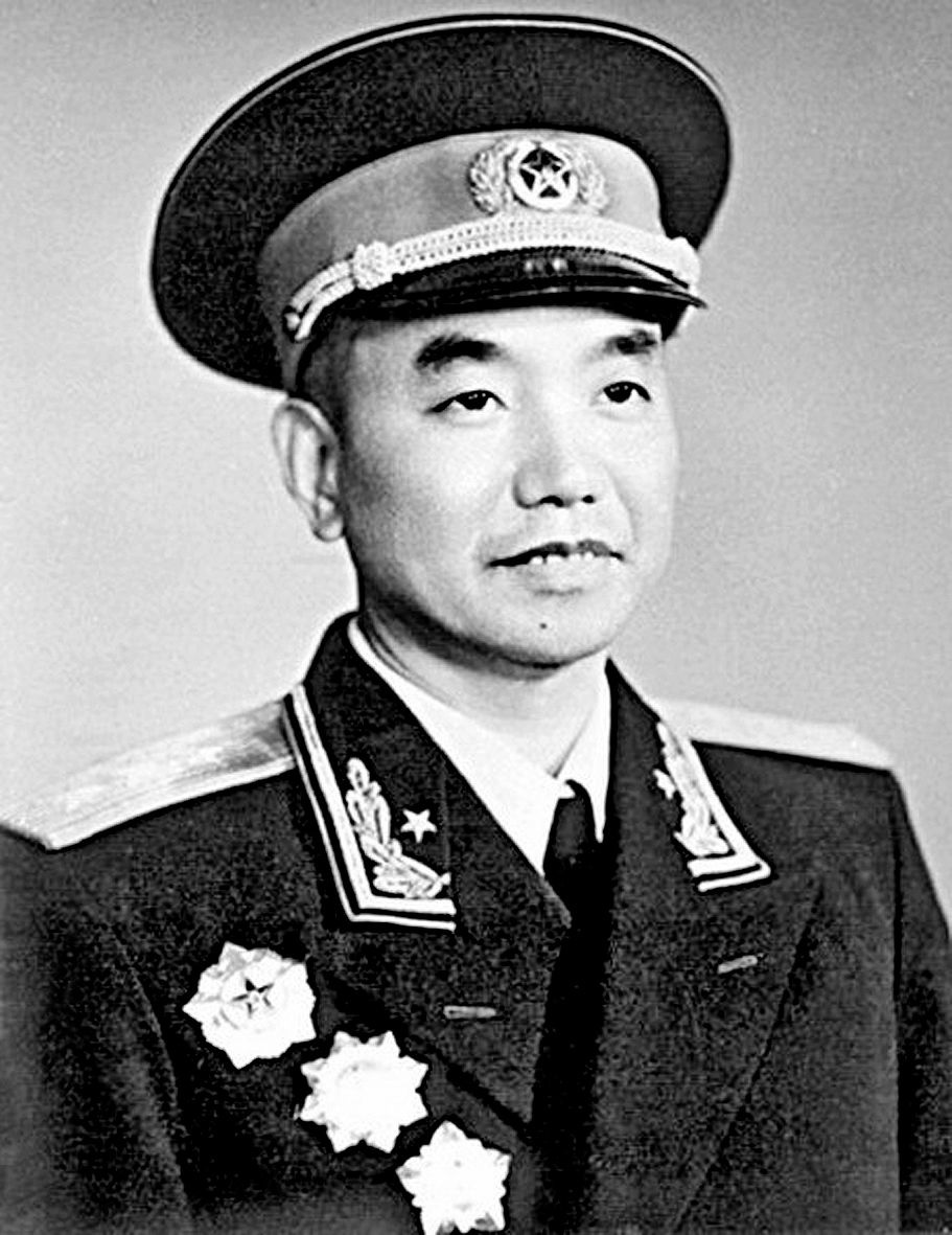 Lin Biao returned to the military salute as he walked, full of ...