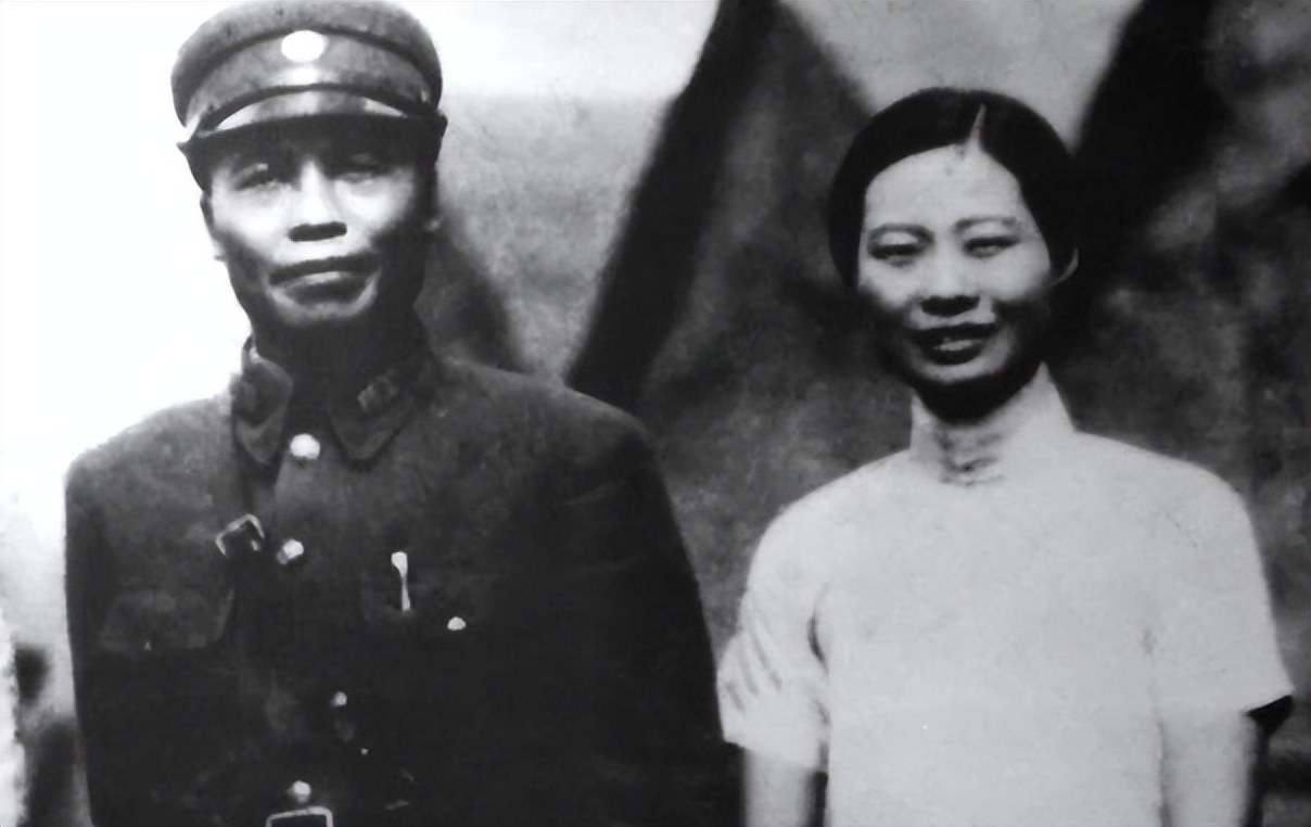 In 1966, the group photo of Li Zongren and his bride, although they ...