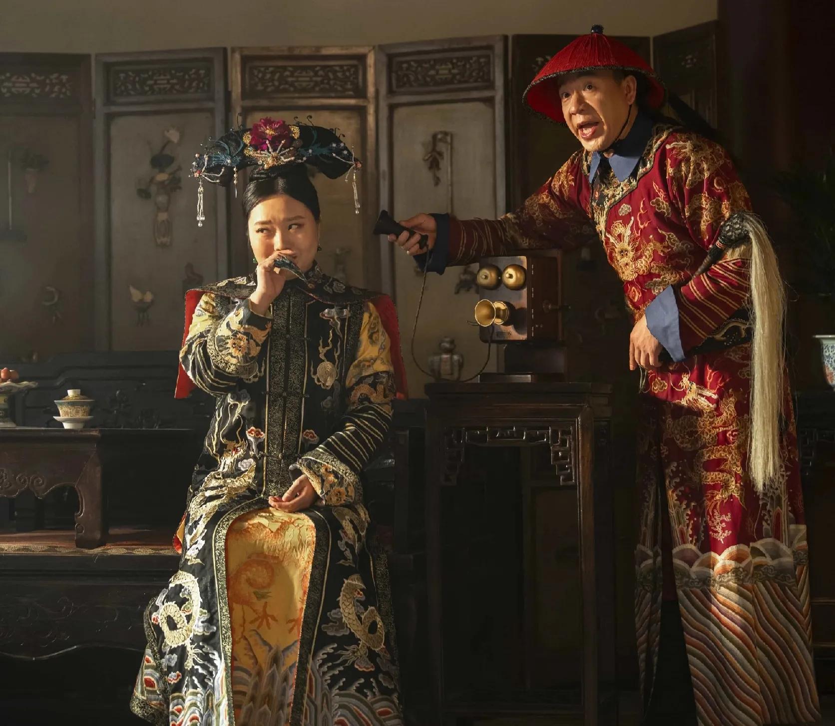 Liang Long, Li Xueqin, and the fourth child "The Sticky Club" smile at ...