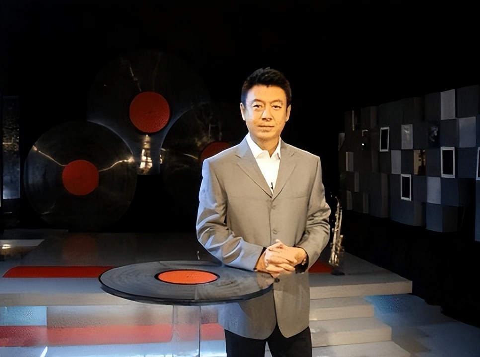 Yang Liu: known as the most handsome anchor of CCTV, married a wife 10 ...