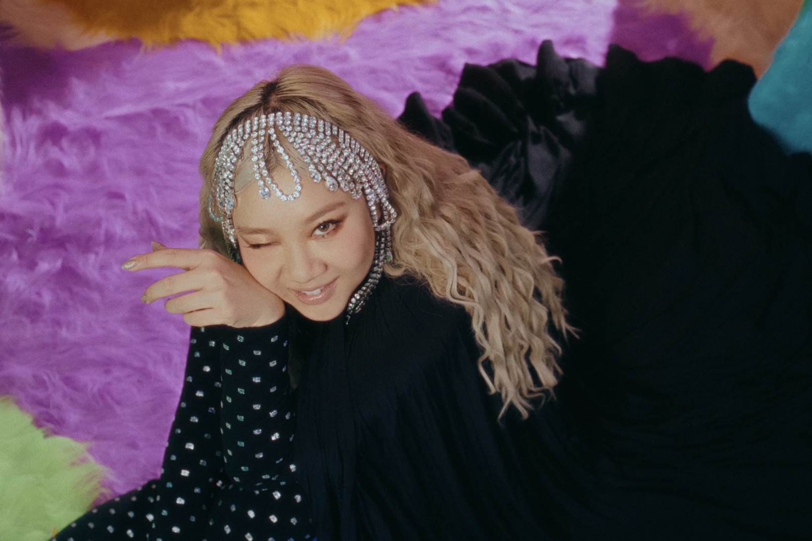 Zheng Xinyi's new song MV has a lot of people and ten female dancers to take a noble route? - iNEWS