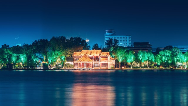 Night view of Daming Lake in Jinan - iNEWS