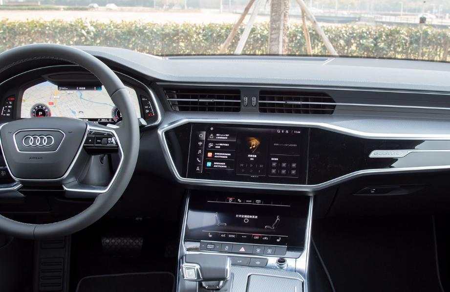Audi A7L family comes out, the 2.0T version realizes three-screen ...