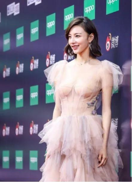 Chen Yating is the "large peach", wearing a tulle skirt with a full sense of bumps, 31 years old ...