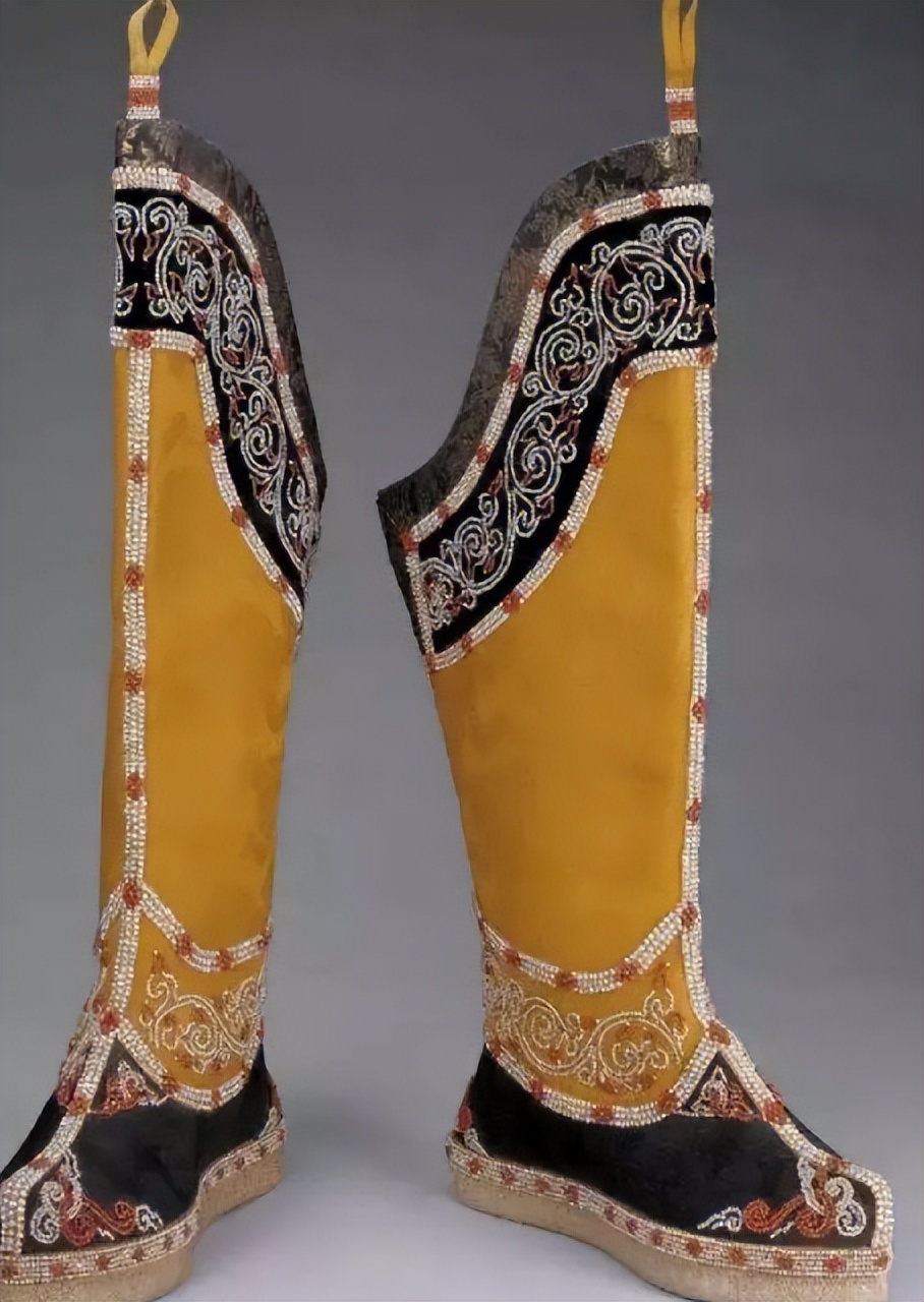 What are the characteristics of ancient Mongolian boots in ...