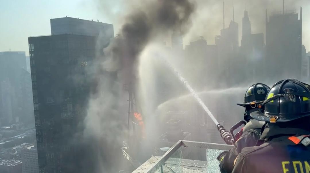 Manhattan, USA, a horror scene! The boom on the 46th floor suddenly ...